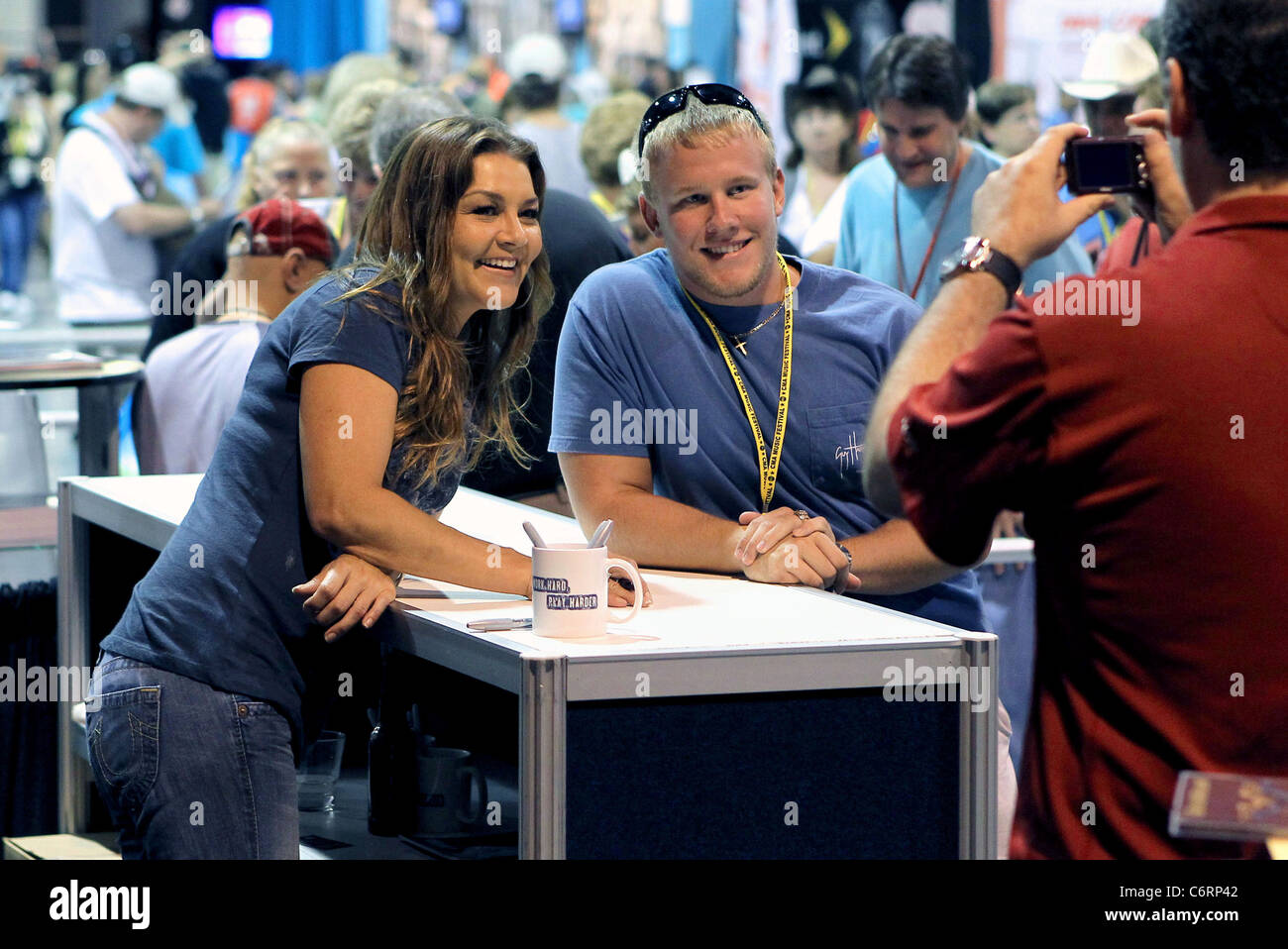 Gretchen Wilson Meet and greet and autograph session at the 2010 CMA ...