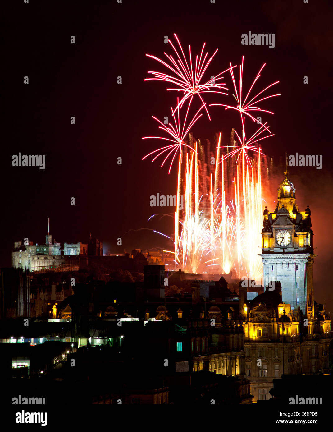 Edinburgh castle fireworks hi-res stock photography and images - Alamy