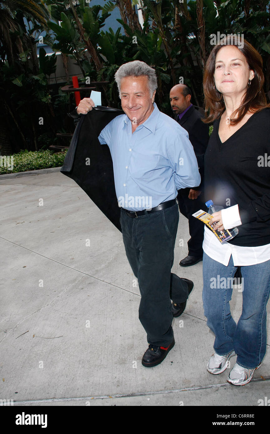 Dustin Hoffman and Lisa Gottsegen Celebrities at The Staples Center to ...