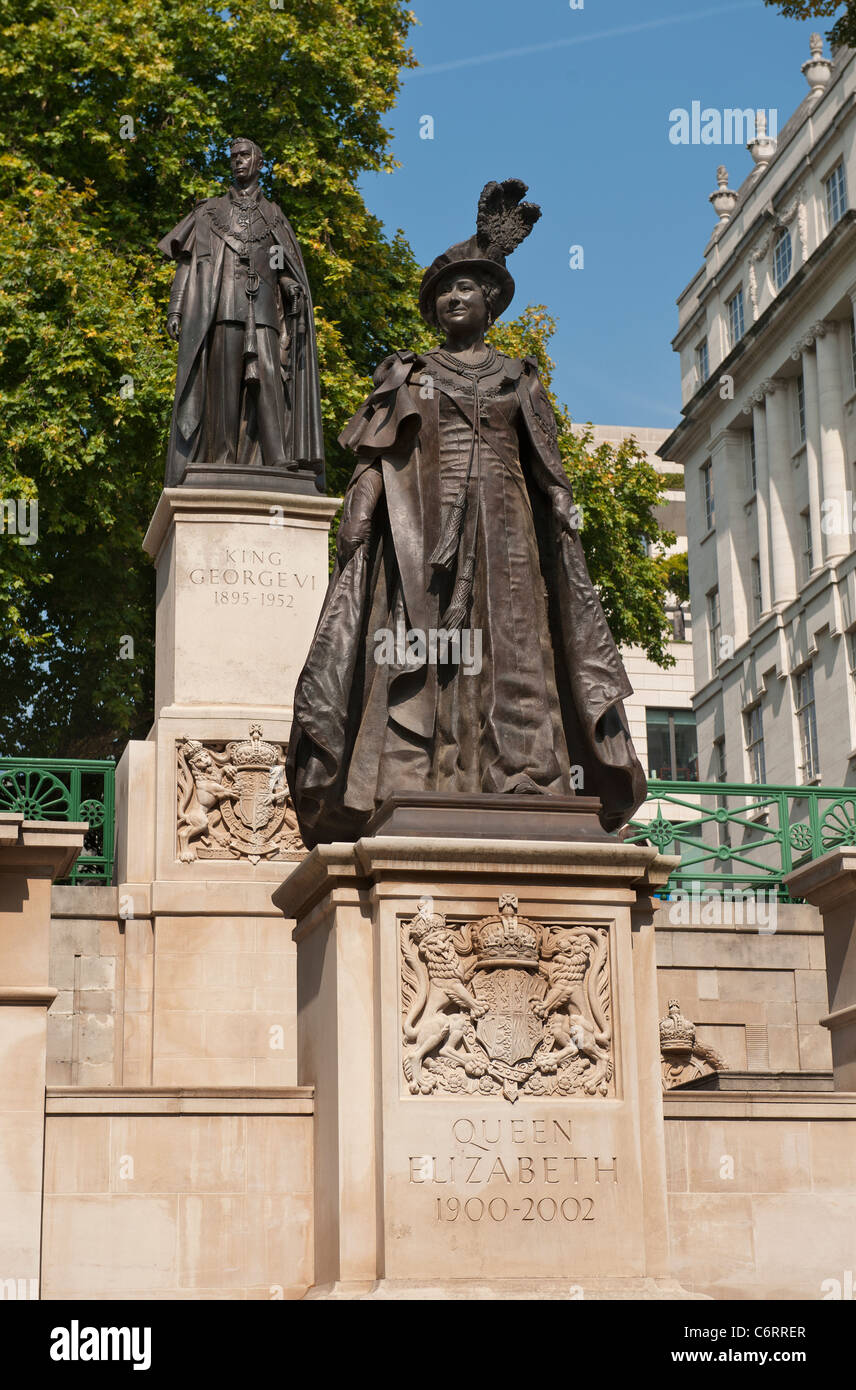 HM Queen Mother and George V1 statue on The Mall, London, England ...