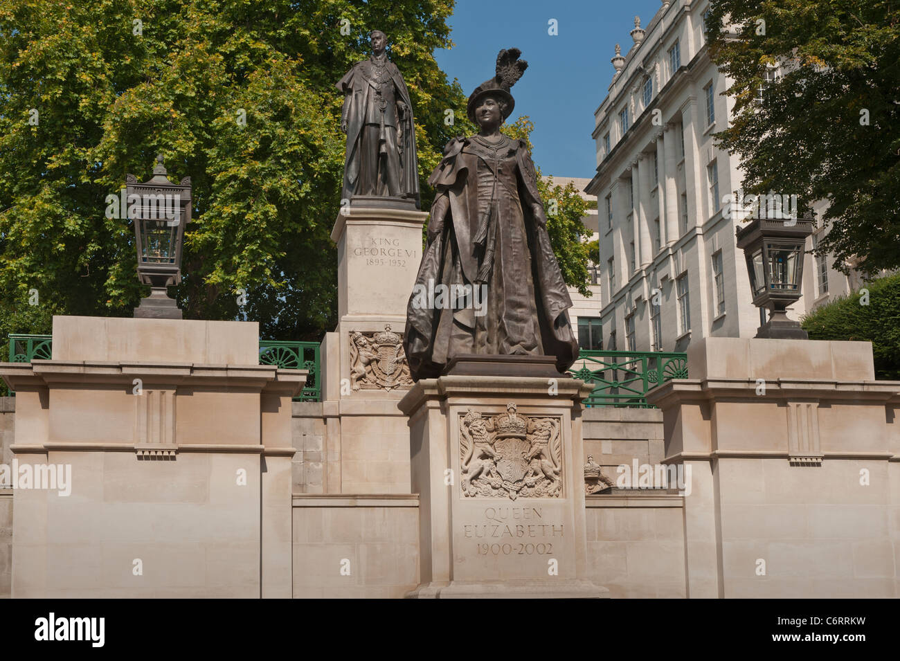 Queen mother statue unveiled hi-res stock photography and images - Alamy