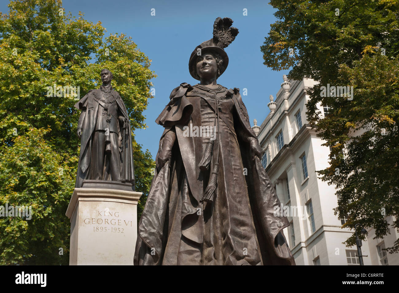 Queen mother statue unveiled hi-res stock photography and images - Alamy