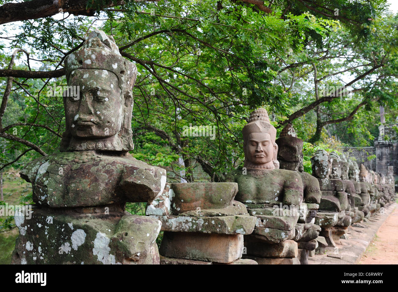 Entrance gate sculpture statues hi-res stock photography and images - Alamy