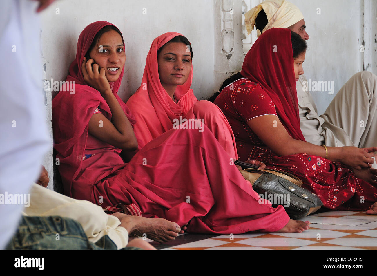 People relaxing in the shade hi-res stock photography and images - Alamy
