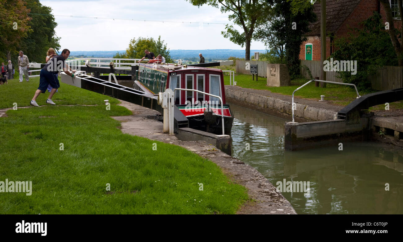 man opening lock gates at the caen hill flight in devizes Stock Photo ...
