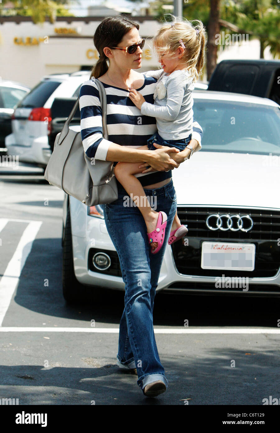 Jennifer Garner and her daughter Violet Anne shopping at the market in ...
