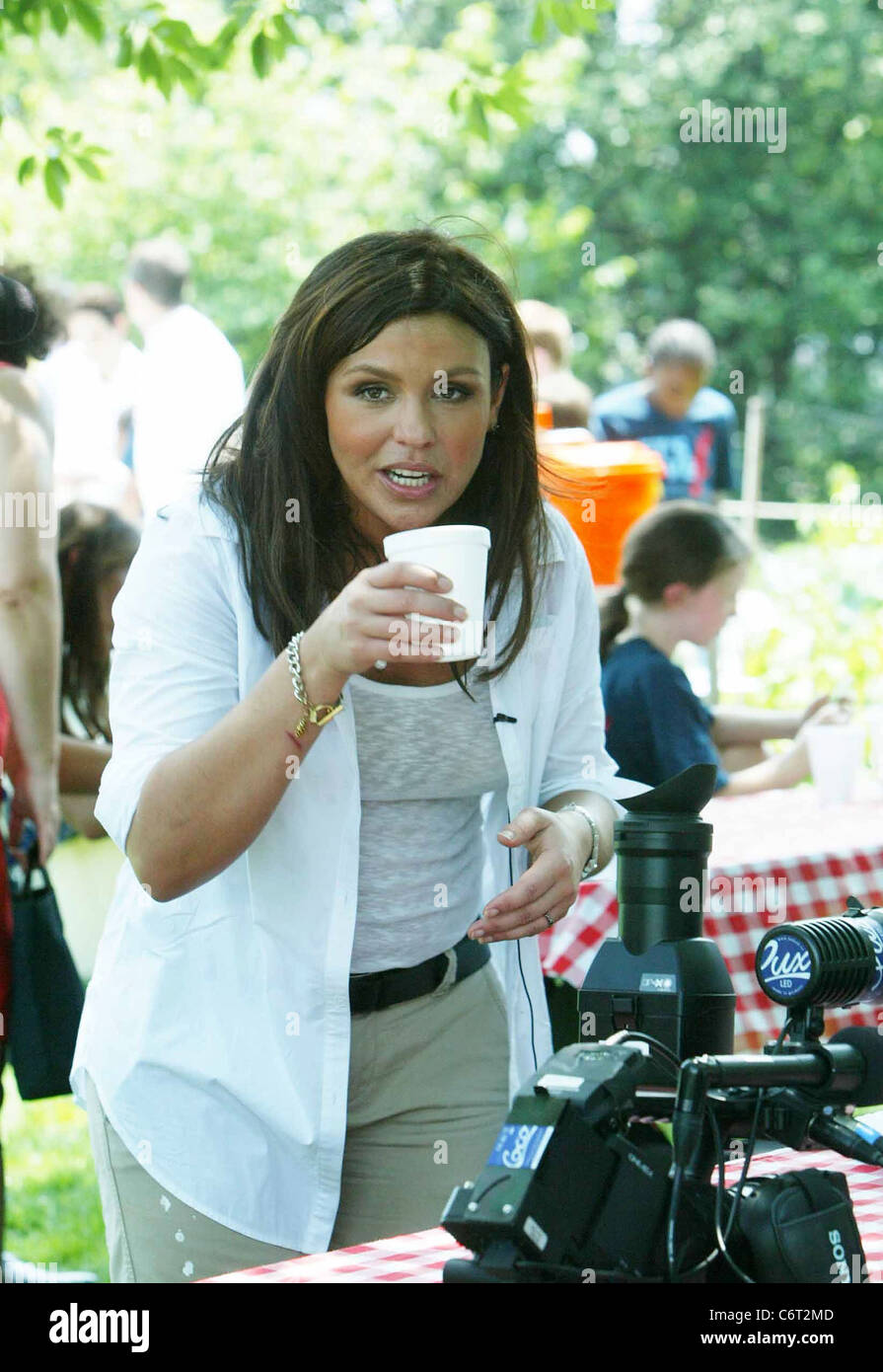 Rachael Ray First Lady Michelle Obama does some gardening on the South ...