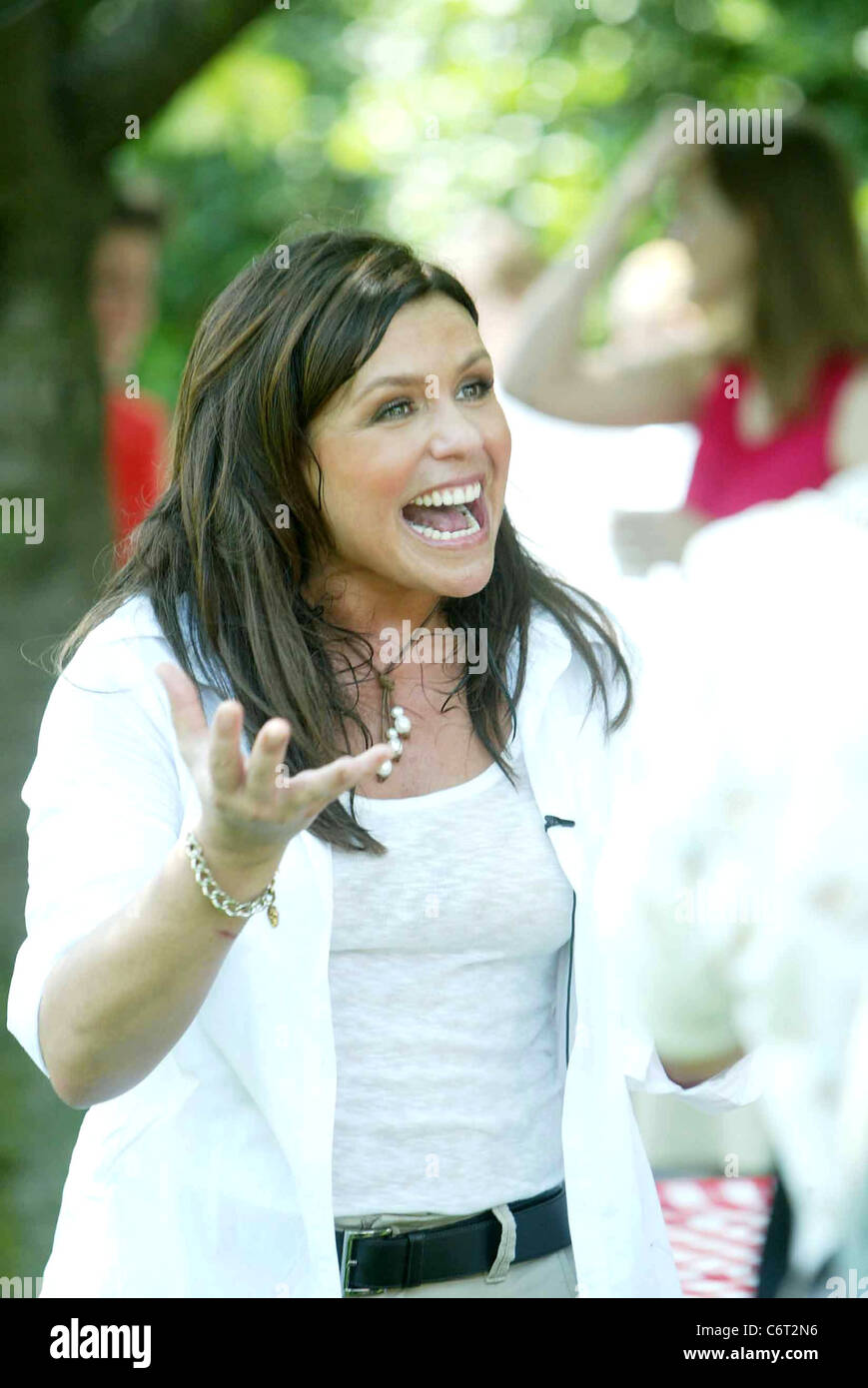 Rachael Ray First Lady Michelle Obama does some gardening on the South ...