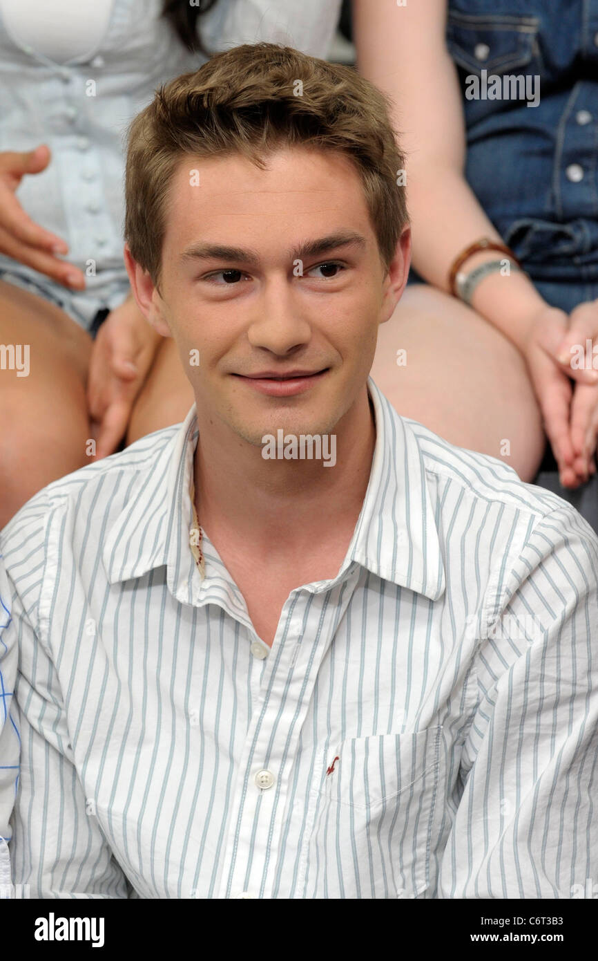 Sean Farquharson of band 'Soundspeed' visits MuchOnDemand to talk about their debut EP, and the ...