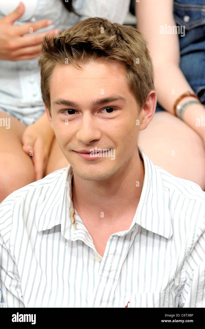 Sean Farquharson of band 'Soundspeed' visits MuchOnDemand to talk about their debut EP, and the ...