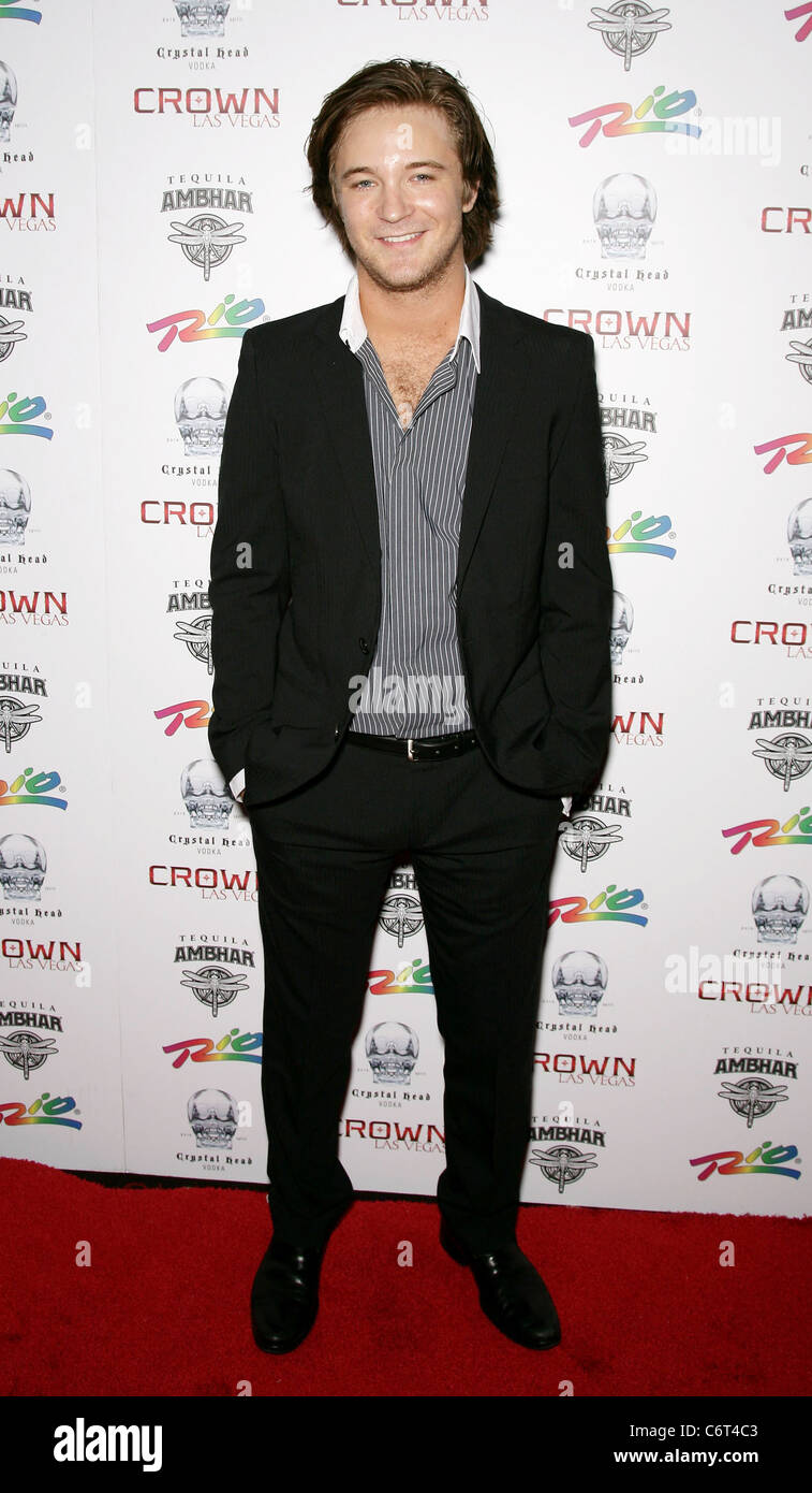 Michael Welch Twilight Saga stars Michael Welch and Justin Chon walk ...
