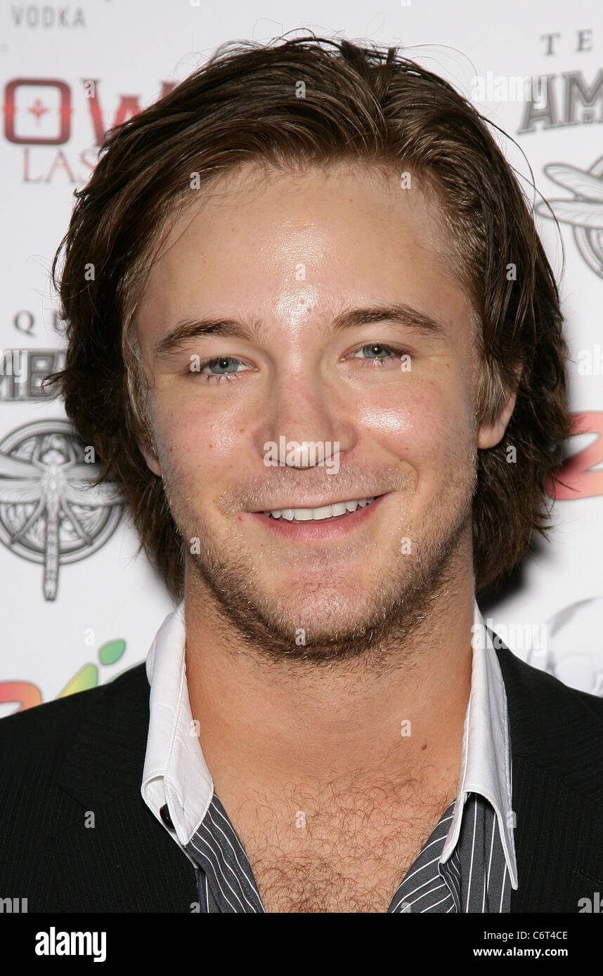 Michael Welch Twilight Saga stars Michael Welch and Justin Chon walk ...