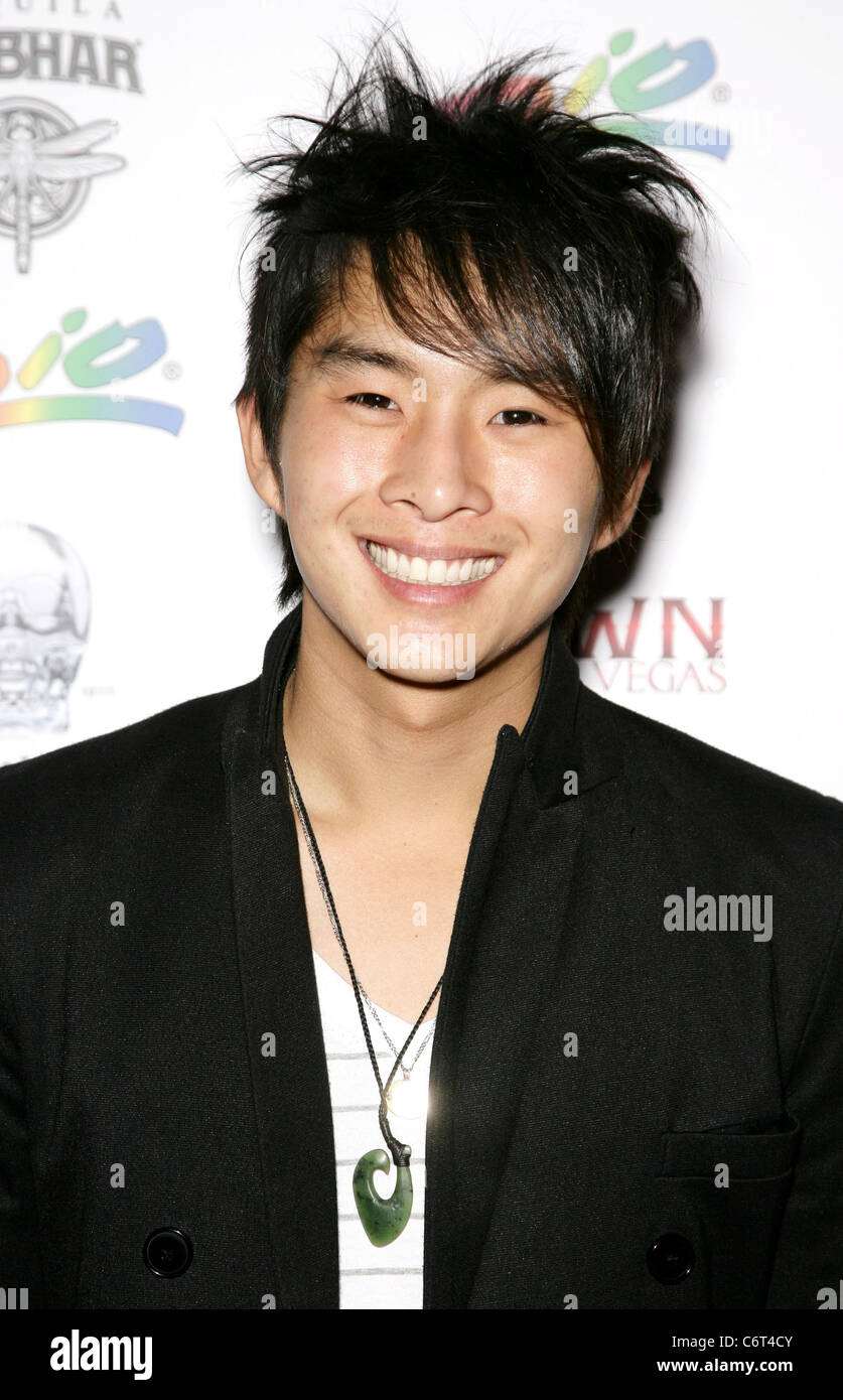 Justin Chon Twilight Saga stars Michael Welch and Justin Chon walk the ...