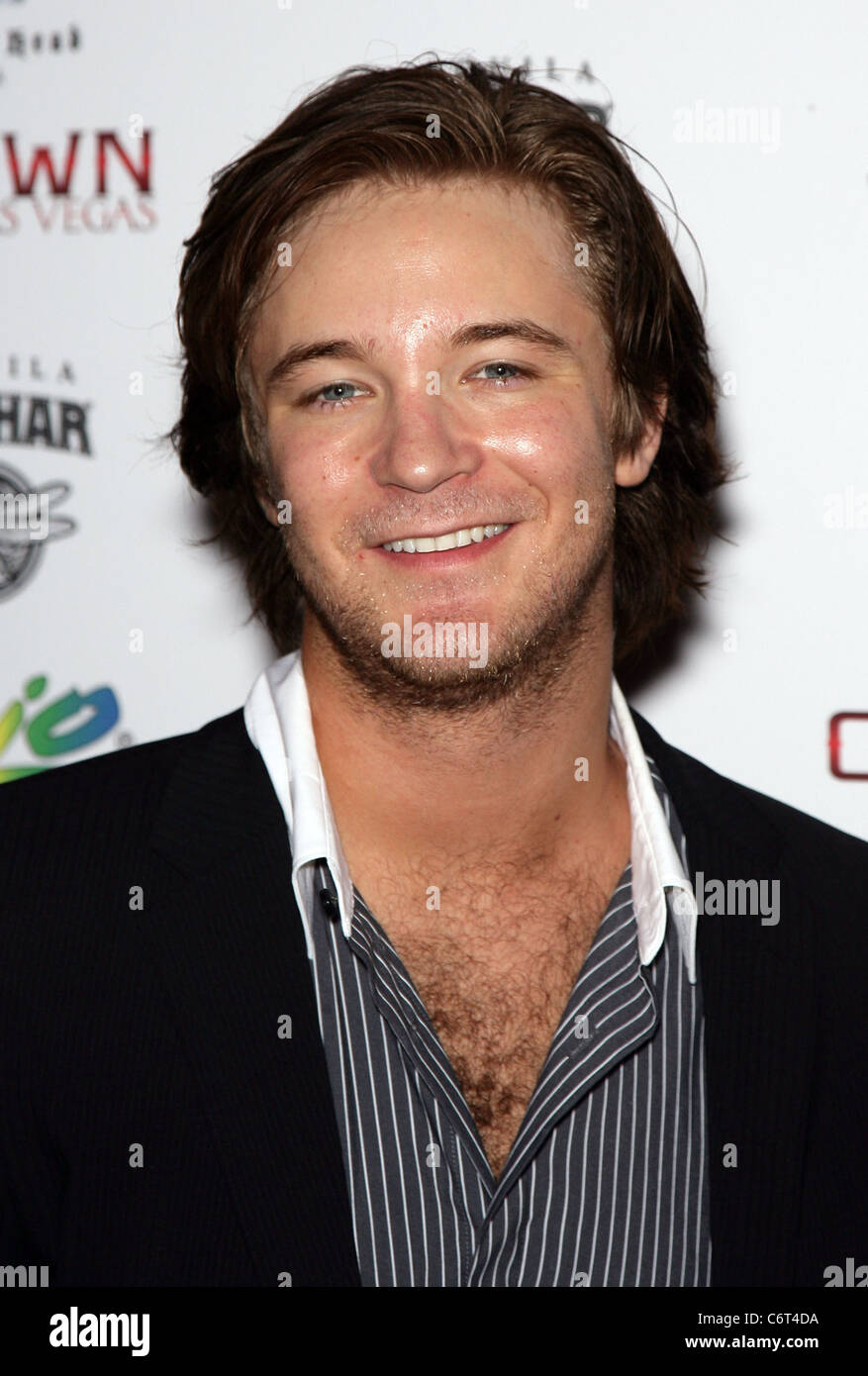 Michael Welch Twilight Saga stars Michael Welch and Justin Chon walk ...