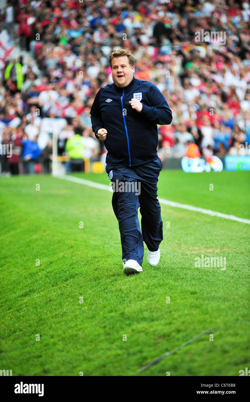 Football bench manchester hi-res stock photography and images - Alamy