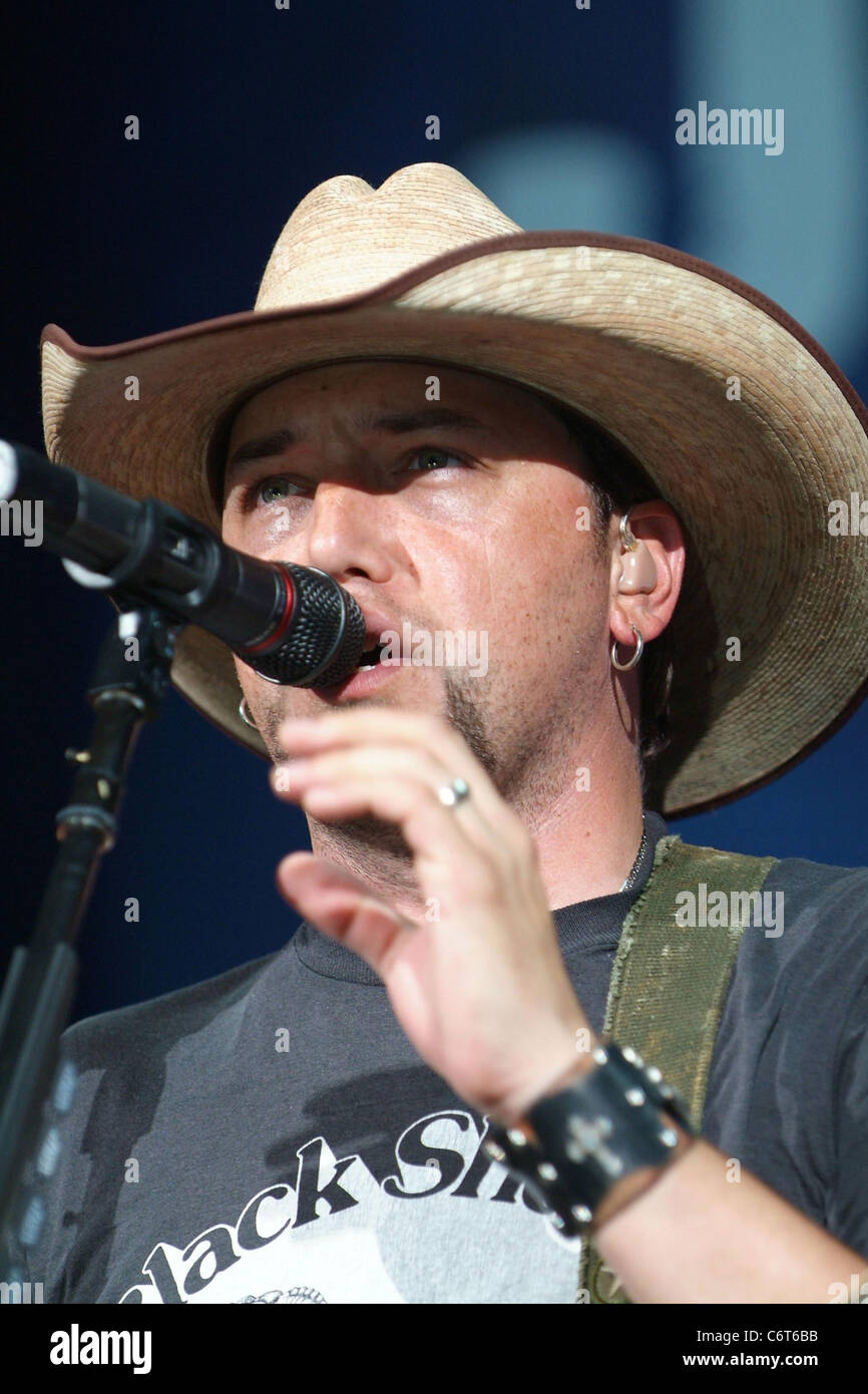 Jason Aldean performing during 'The Last Rodeo Tour' at the Cruzan ...