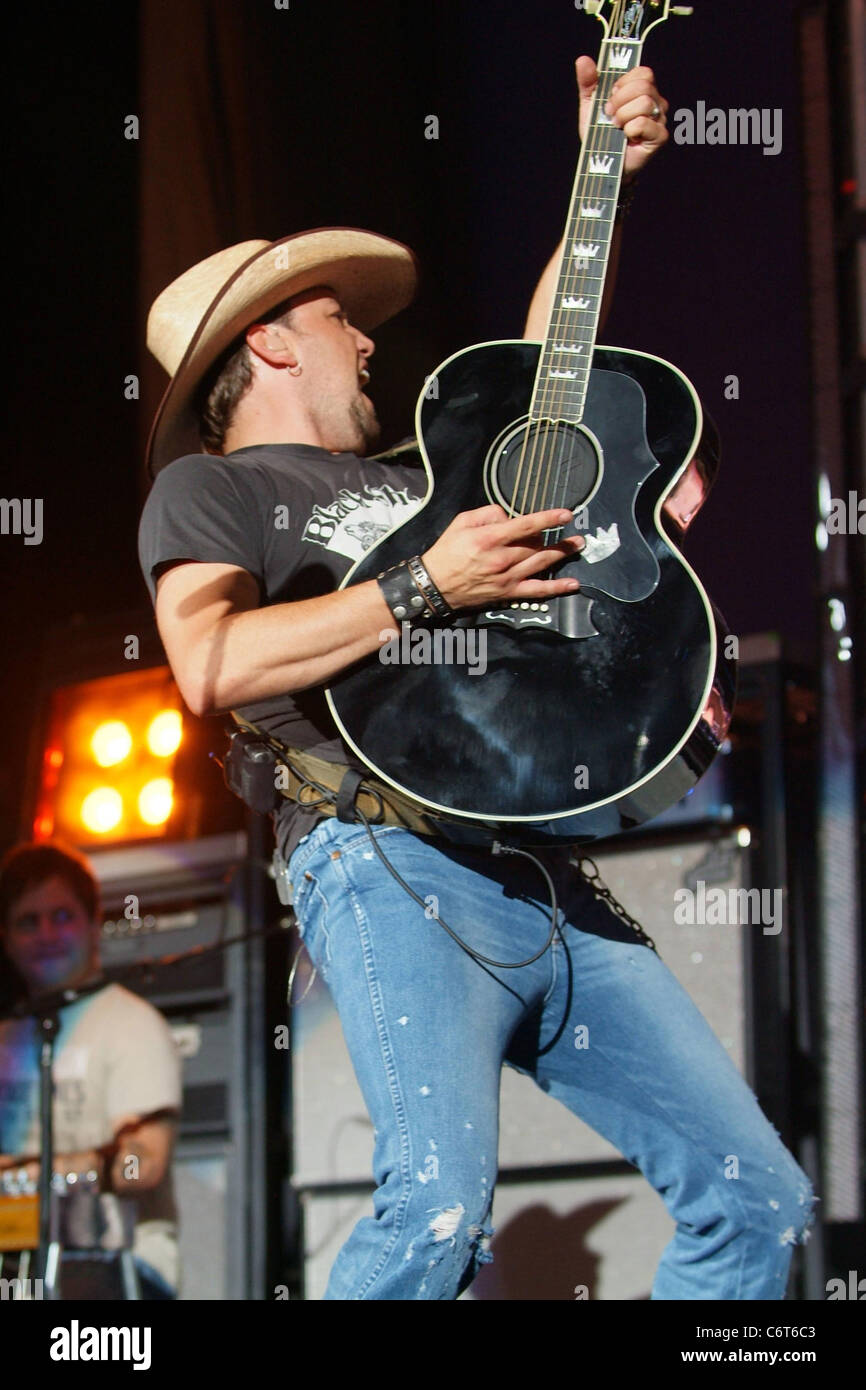 Jason Aldean performing during 'The Last Rodeo Tour' at the Cruzan ...