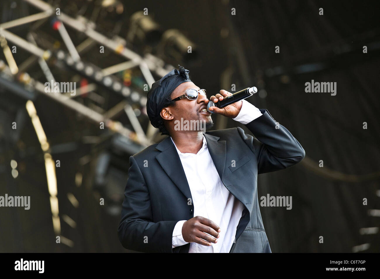 Roots manuva performing hi-res stock photography and images - Alamy