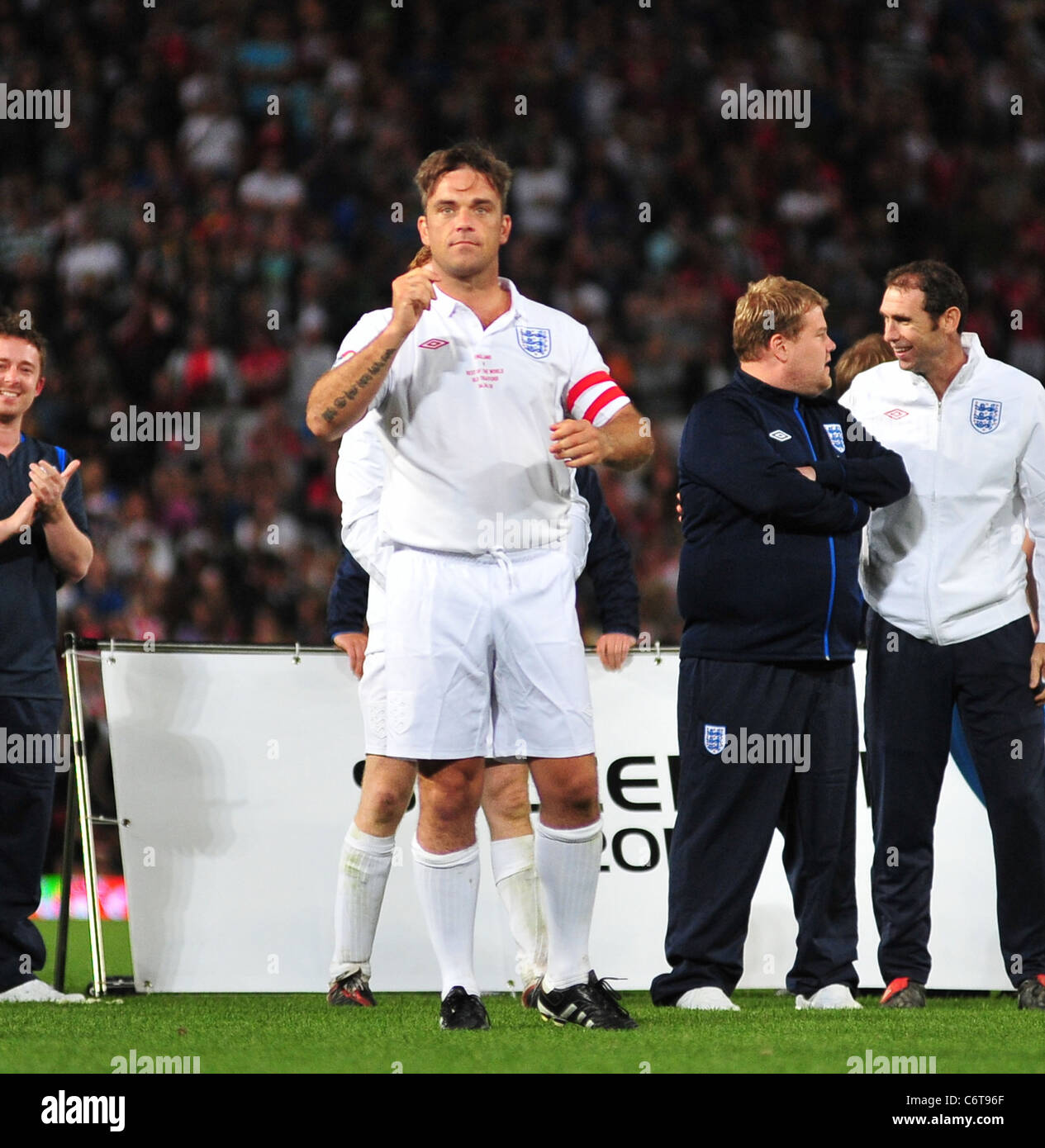 Robbie williams football hi-res stock photography and images - Alamy