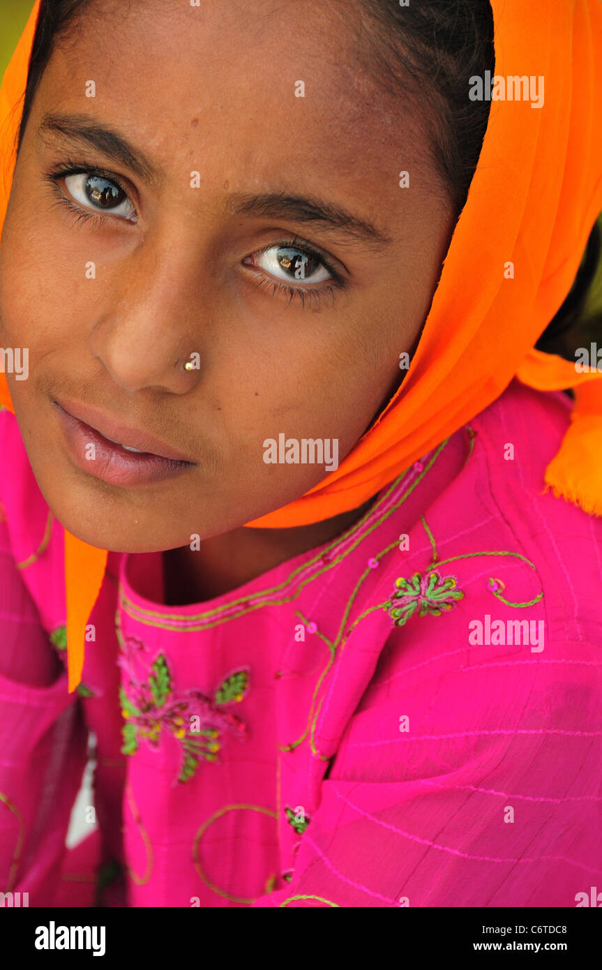 Young pilgrim girl at Golden Temple Stock Photo - Alamy