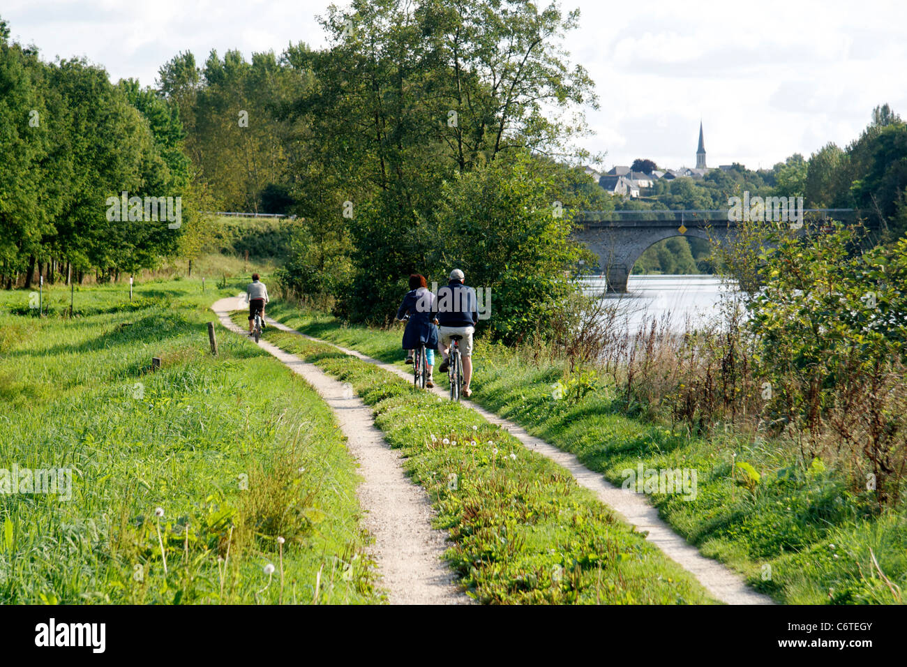 Towpath of Mayenne, betwen Mayenne city and Laval, river : La Mayenne ...