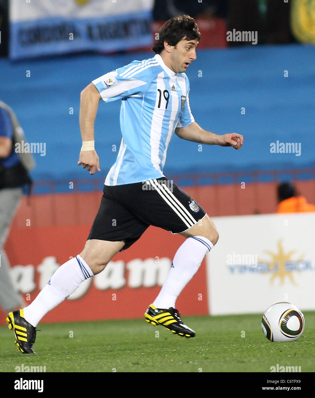 Diego MIlito Argentina beat Nigeria 1-0 in the 2010 Fifa World Cup ...