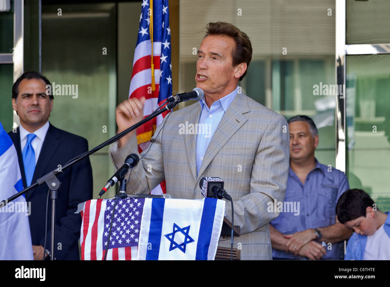 Israeli Consul General Jacob Dayan and Gov. Arnold Schwarzenegger on ...