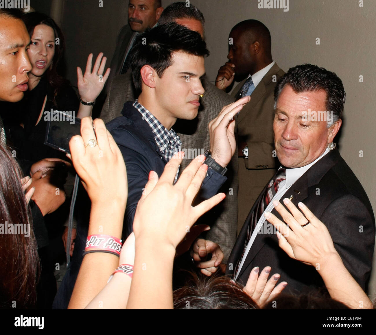 Taylor Lautner The Twilight Saga: Eclipse cast arrive for an appearance ...