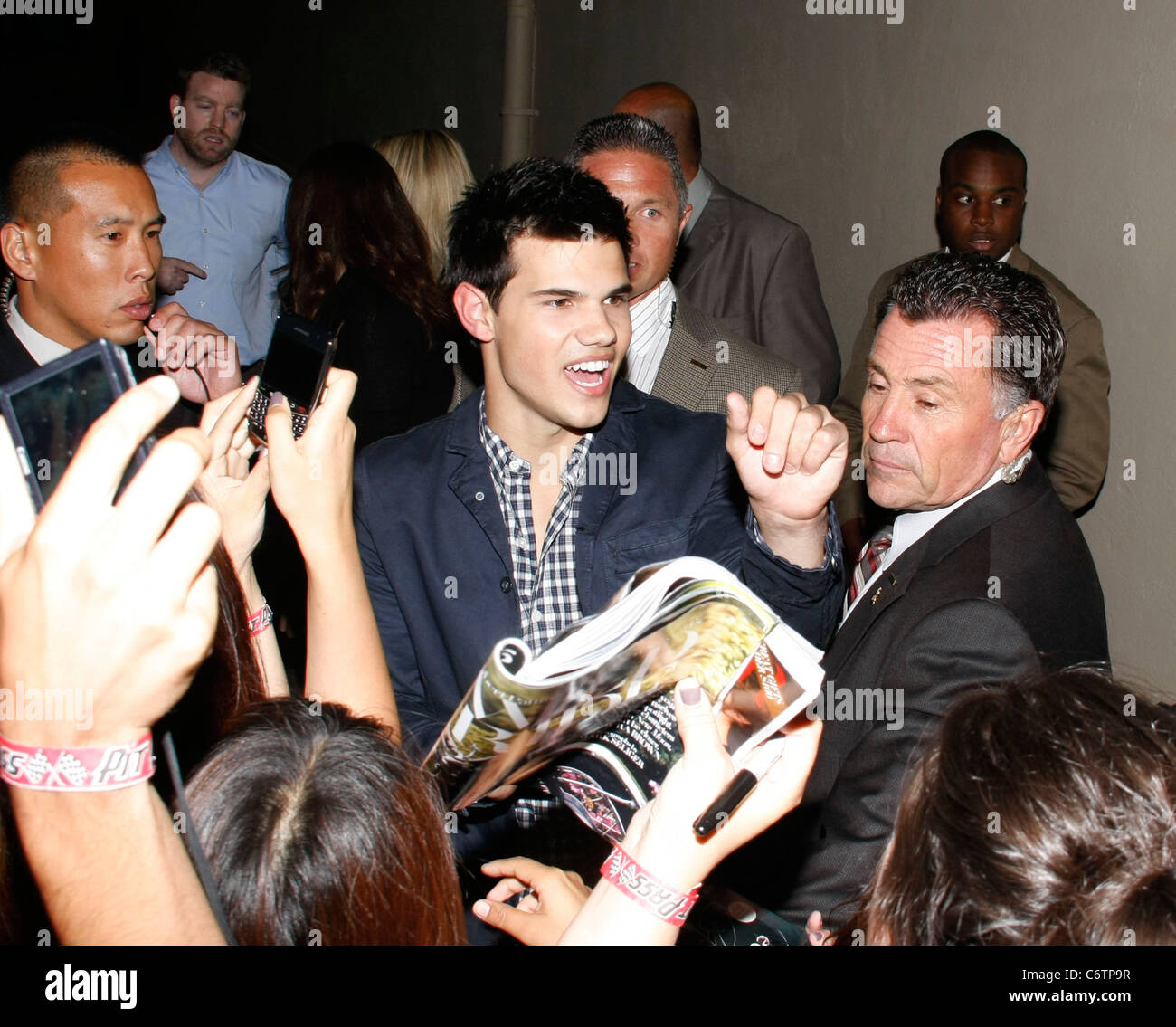 Taylor Lautner The Twilight Saga: Eclipse cast arrive for an appearance ...