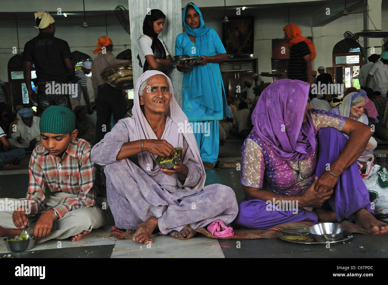 Pilgrims eating together in the Golden Temple Stock Photo - Alamy