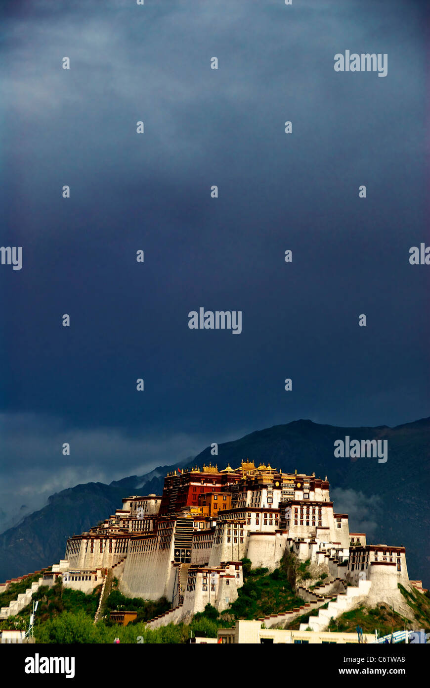 Potala palace hi-res stock photography and images - Alamy