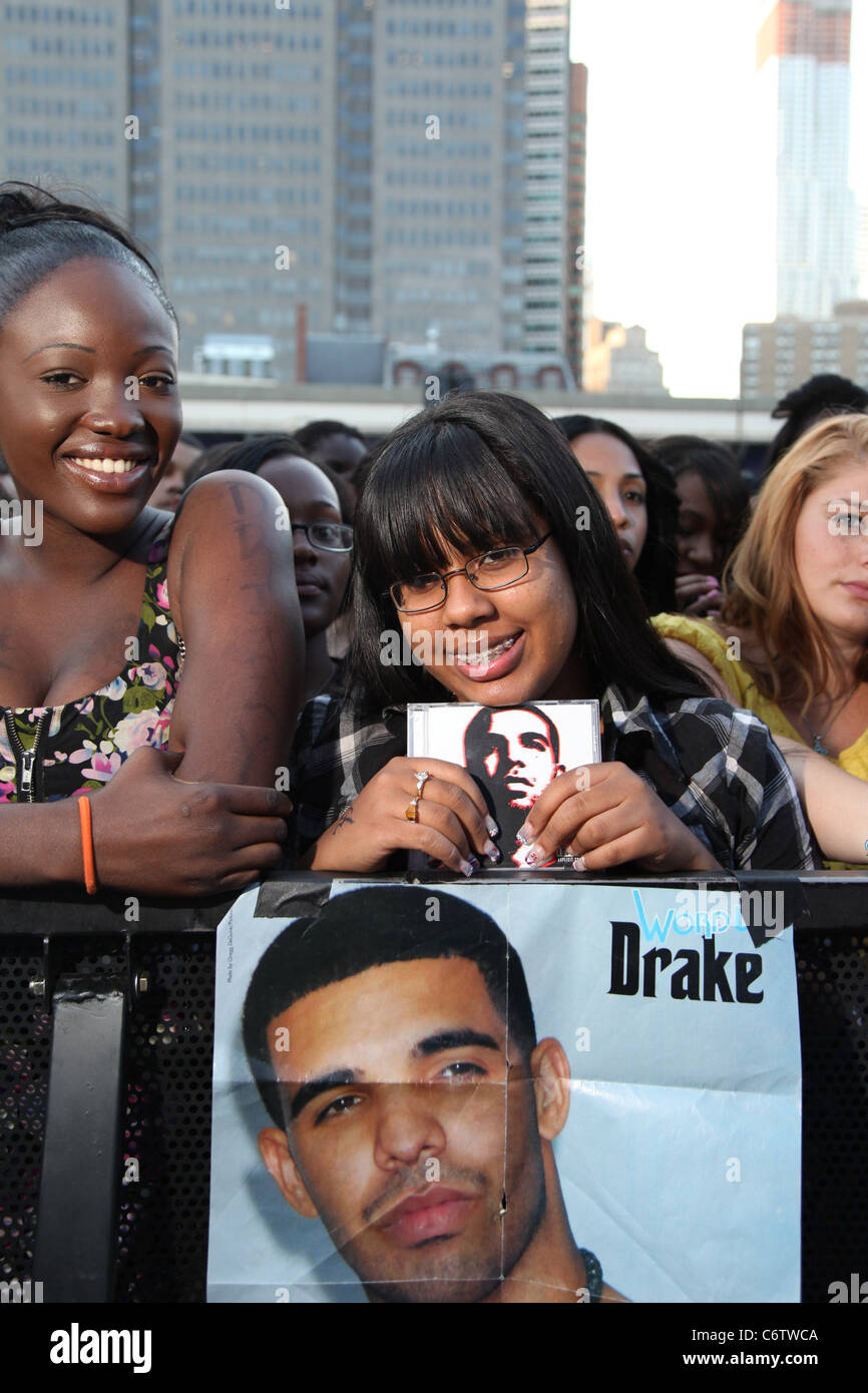 Drake fans 'Sounds Like Paper' at the South Street Seaport New York ...