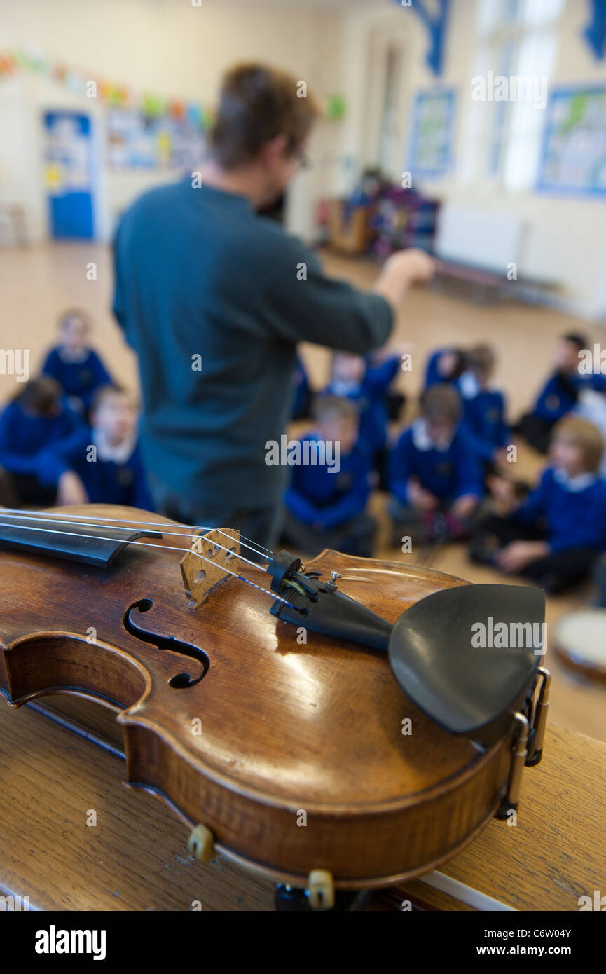 Teach violin hi-res stock photography and images - Alamy
