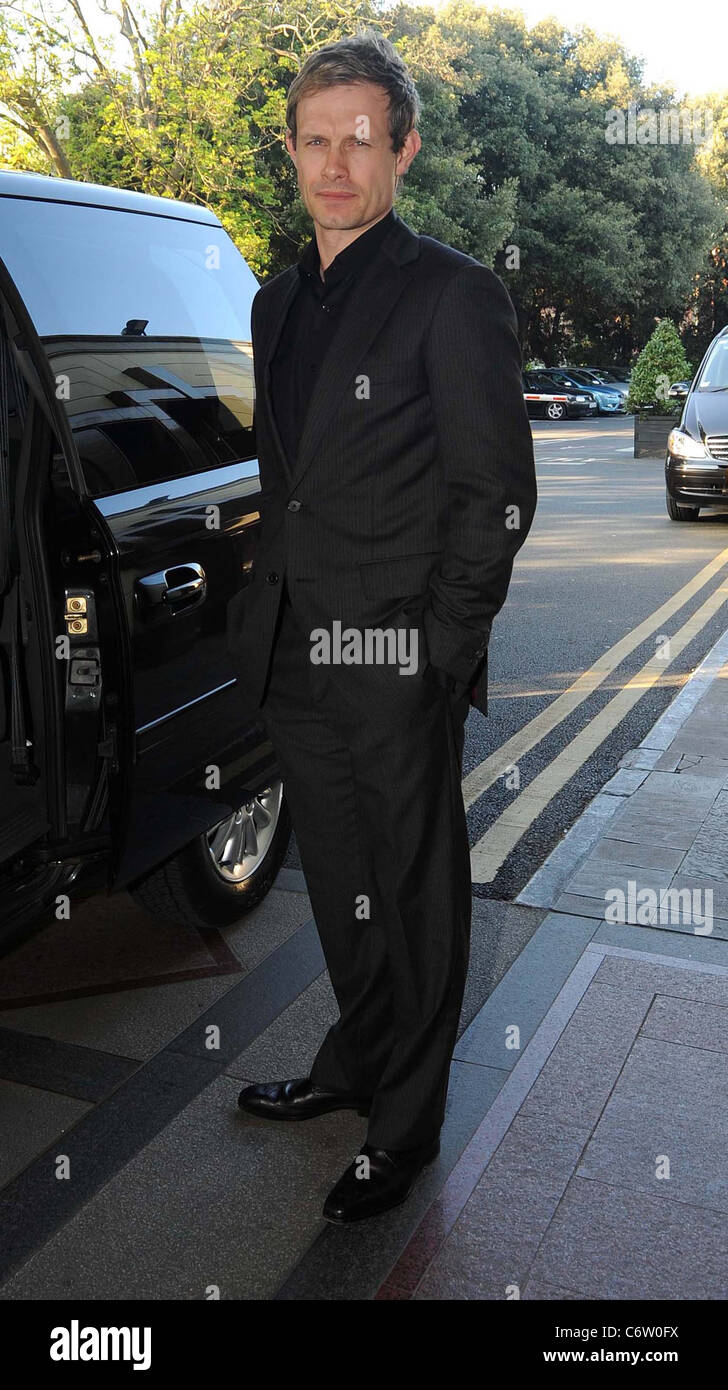Ben Price Soapstars leave their hotel to head to the Walkers TV Now ...