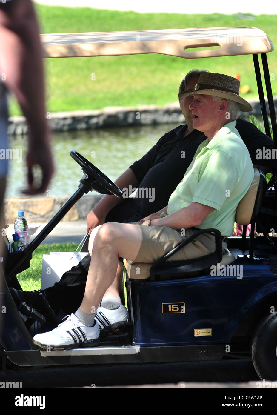 Former US President Bill Clinton on the golf course in Acapulco ...