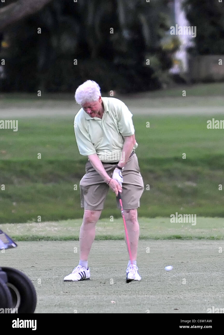 Former US President Bill Clinton on the golf course in Acapulco ...
