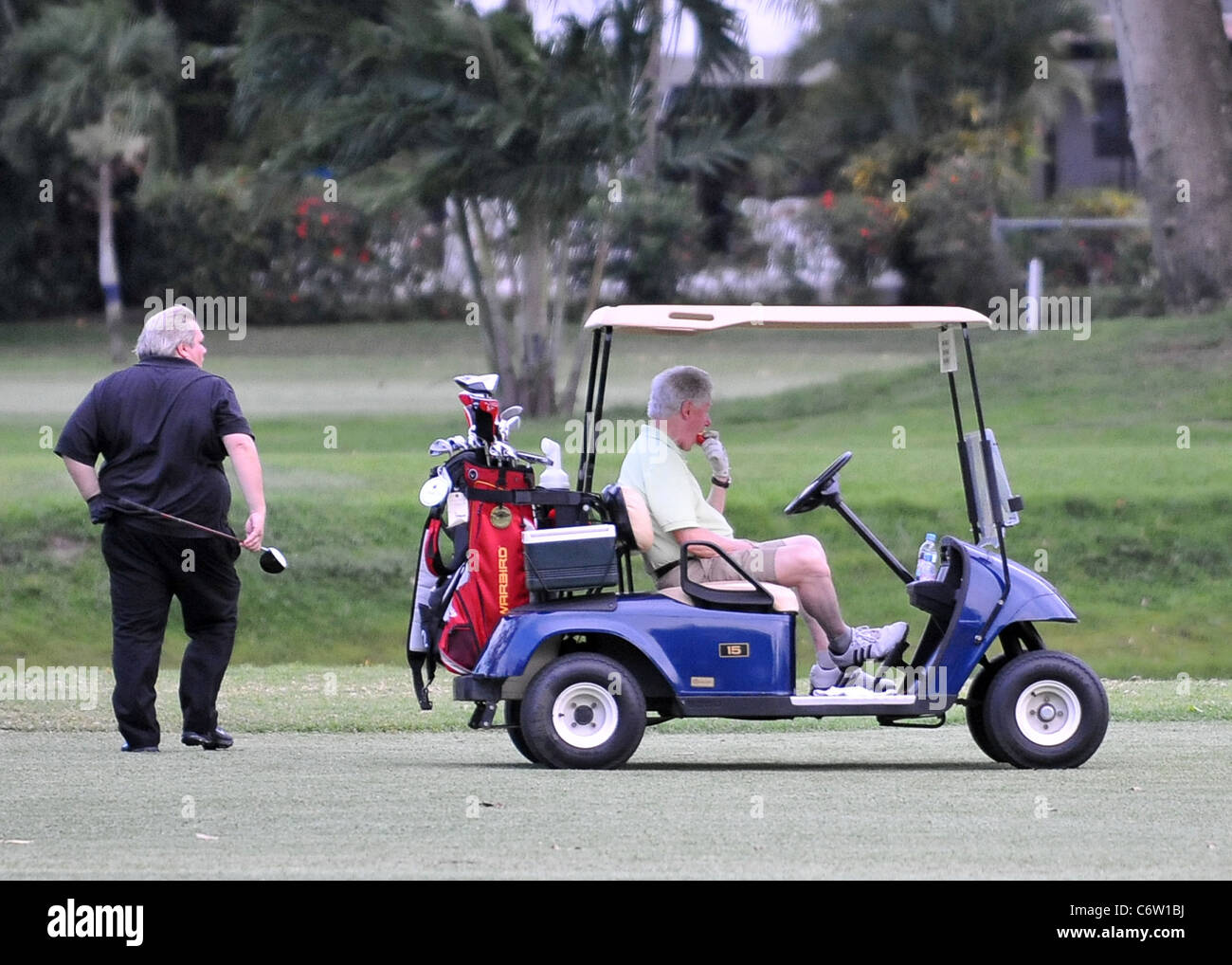 Former US President Bill Clinton on the golf course in Acapulco ...