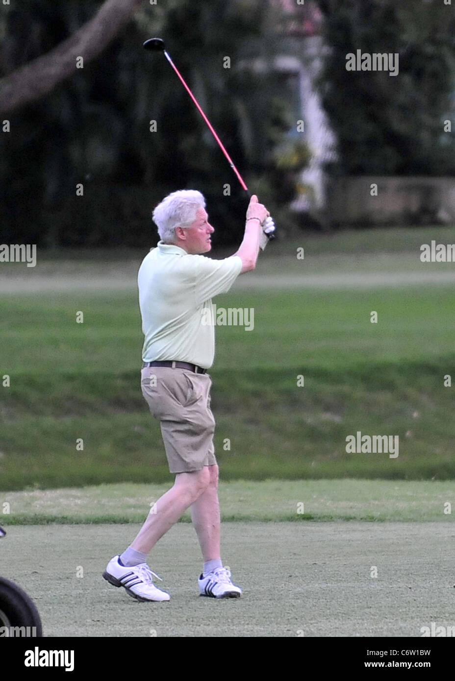 Former US President Bill Clinton on the golf course in Acapulco ...