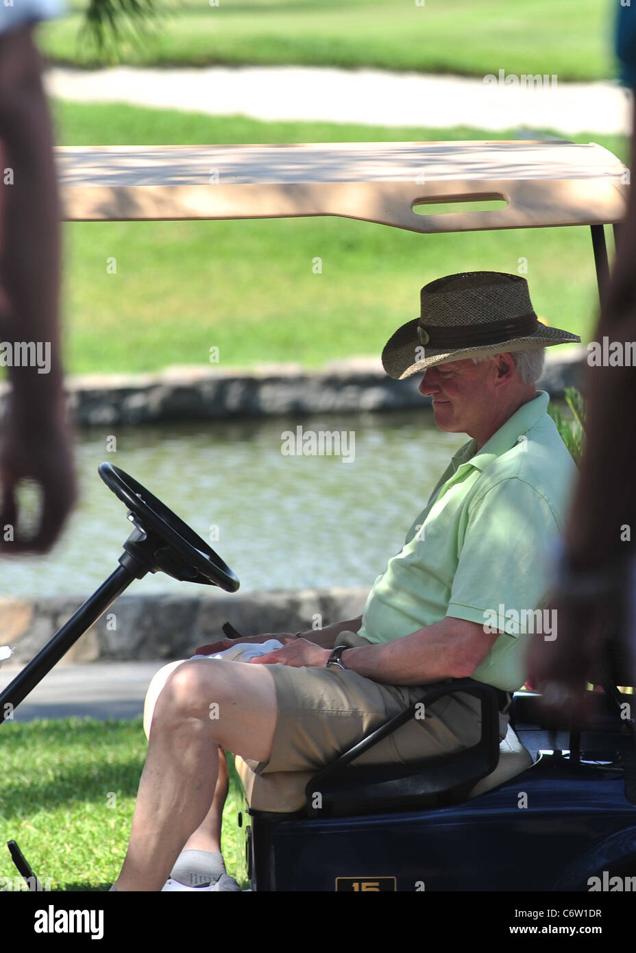 Former US President Bill Clinton on the golf course in Acapulco ...