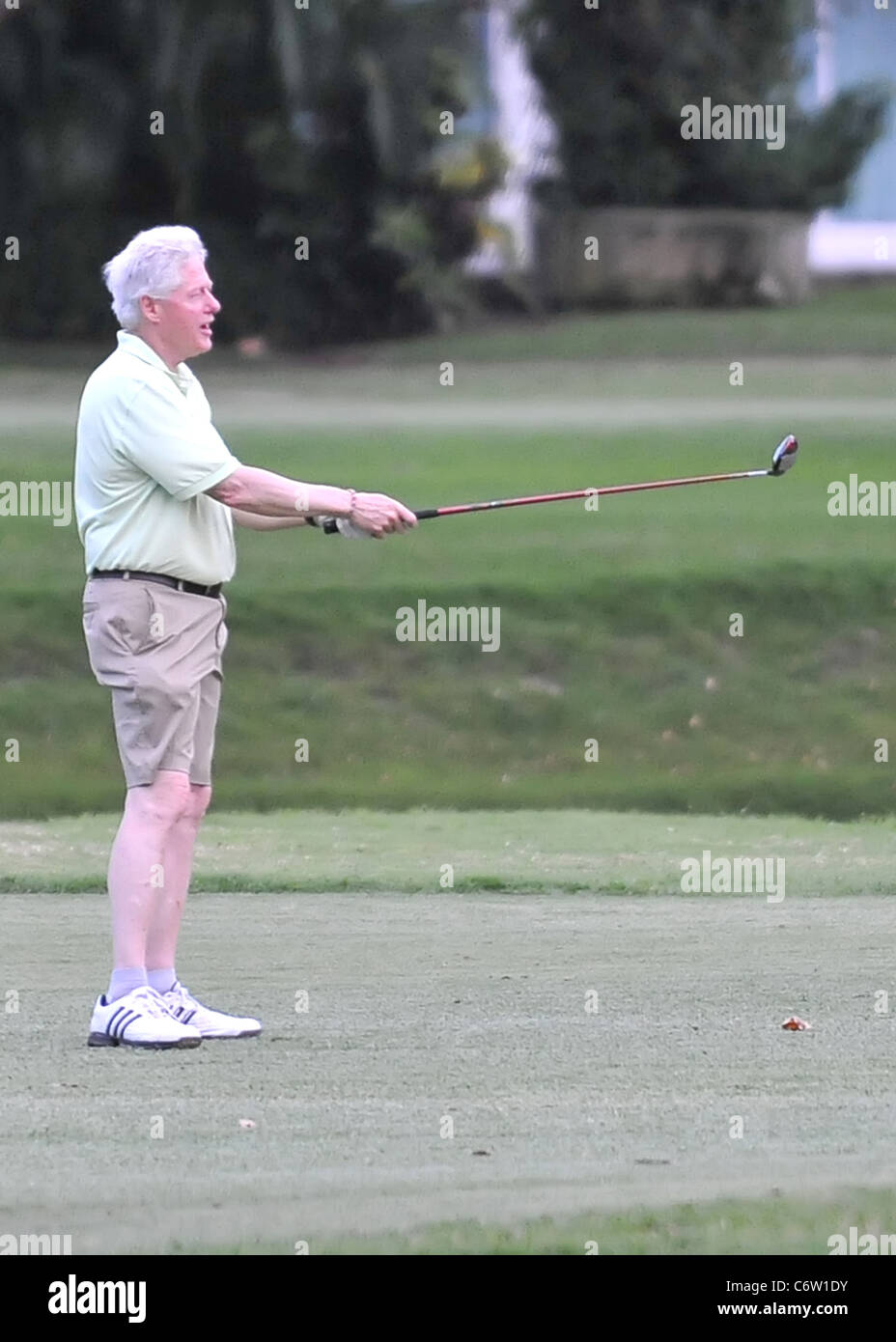 Former US President Bill Clinton on the golf course in Acapulco ...