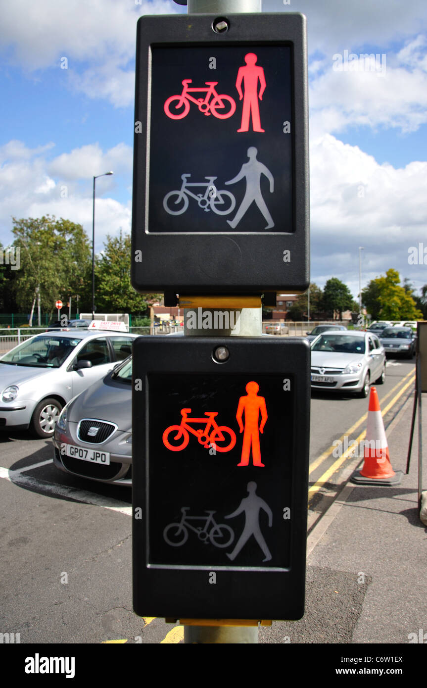 Pedestrian crossing lights, Wellington Street, Slough, Berkshire ...