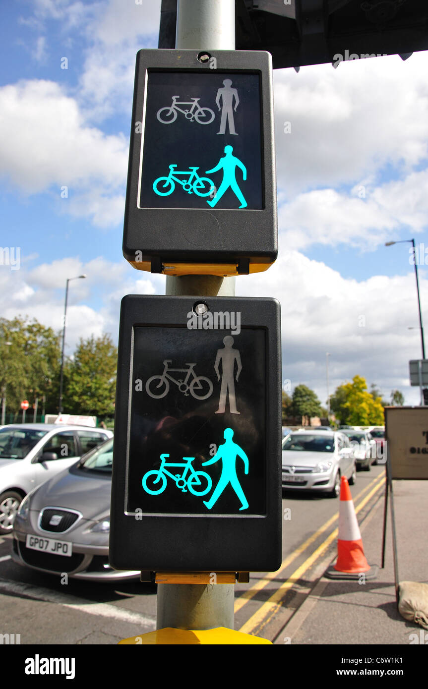 Pedestrian crossing lights, Wellington Street, Slough, Berkshire ...