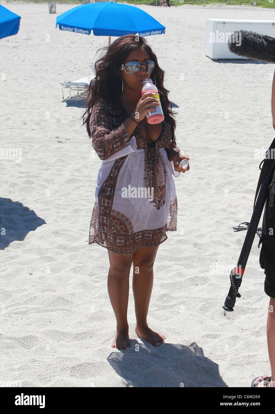 Nicole 'Snooki' Polizzi The cast of 'Jersey Shore' sunbathe and play ...