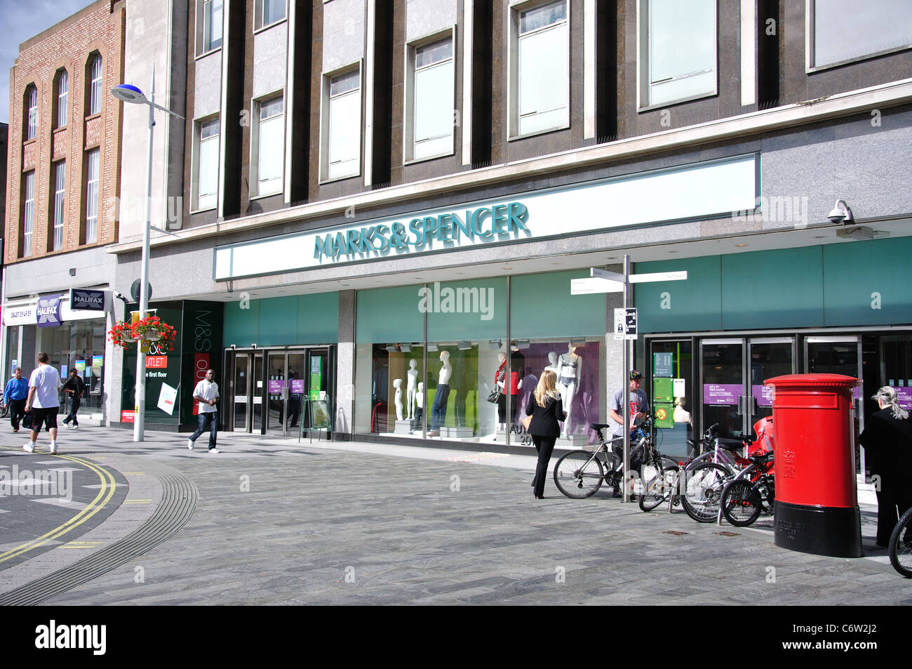 Pedestrianised high street slough hi-res stock photography and images ...