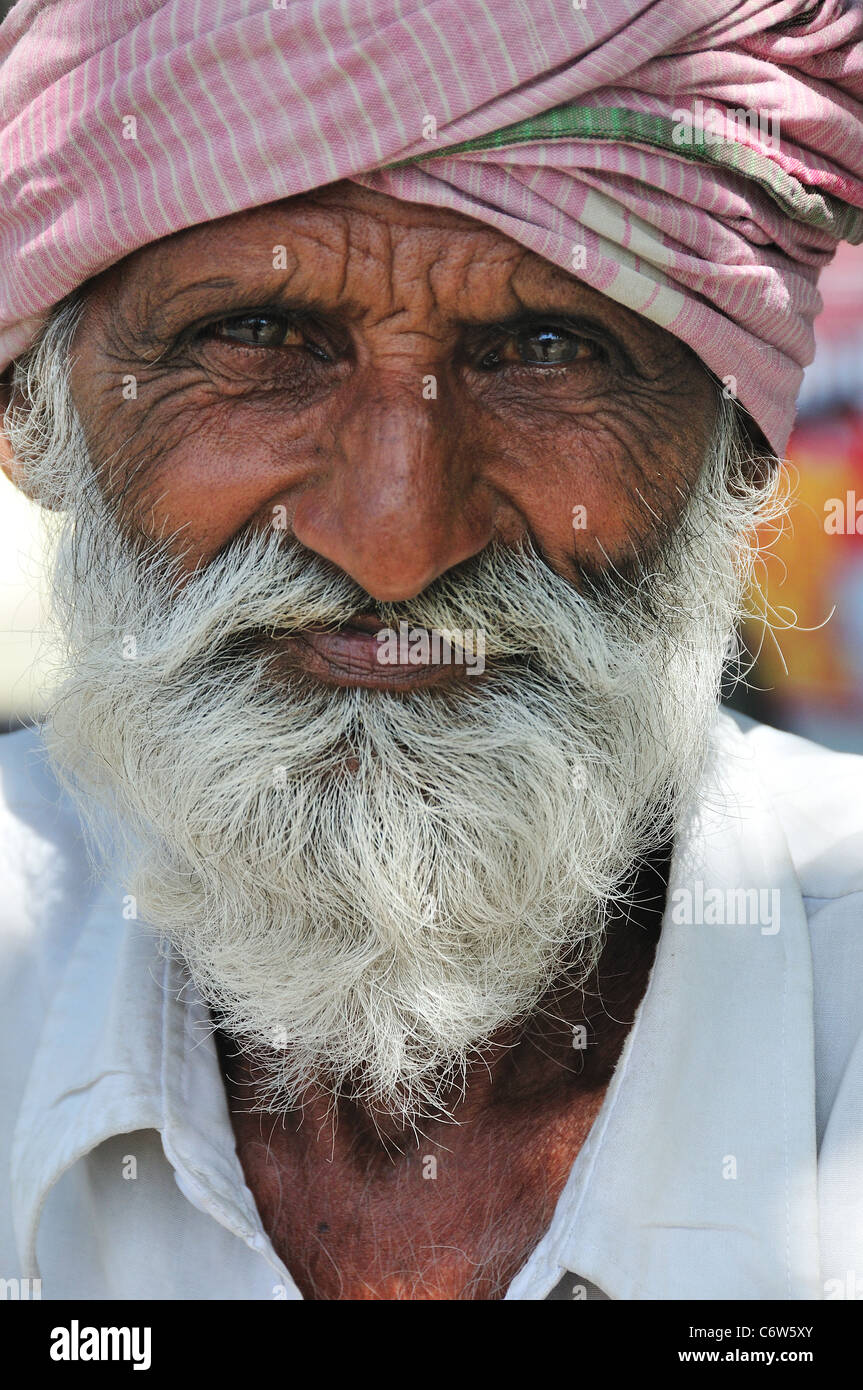 Old Sikh man in the Golden Temple complex Stock Photo - Alamy