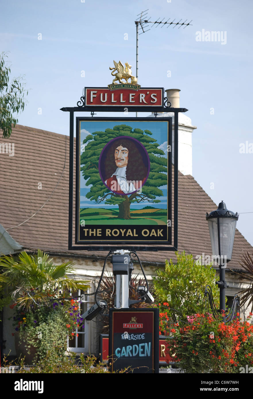 Royal oak pub sign hi-res stock photography and images - Alamy