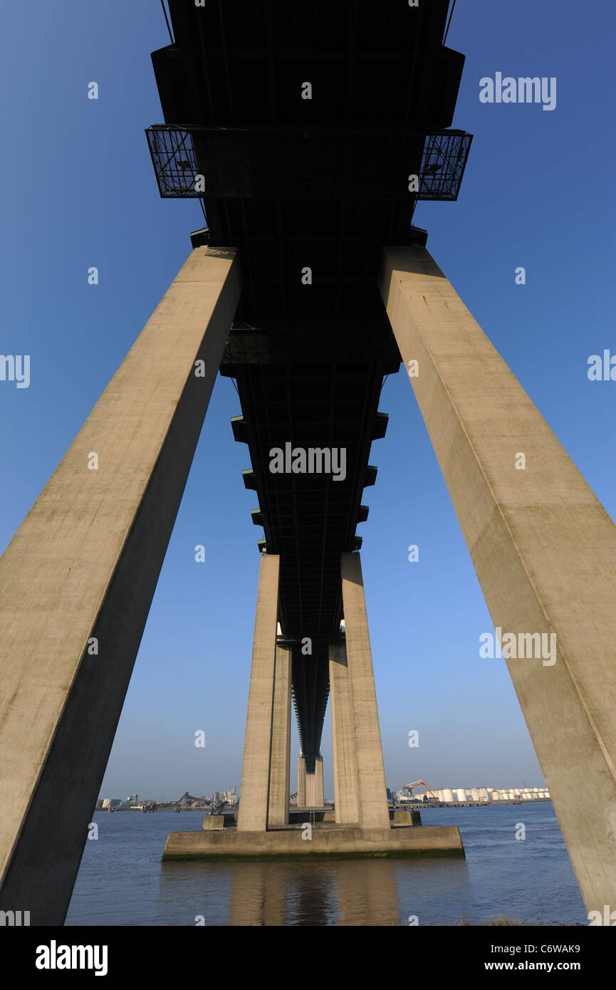 Qe2 bridge hi-res stock photography and images - Alamy