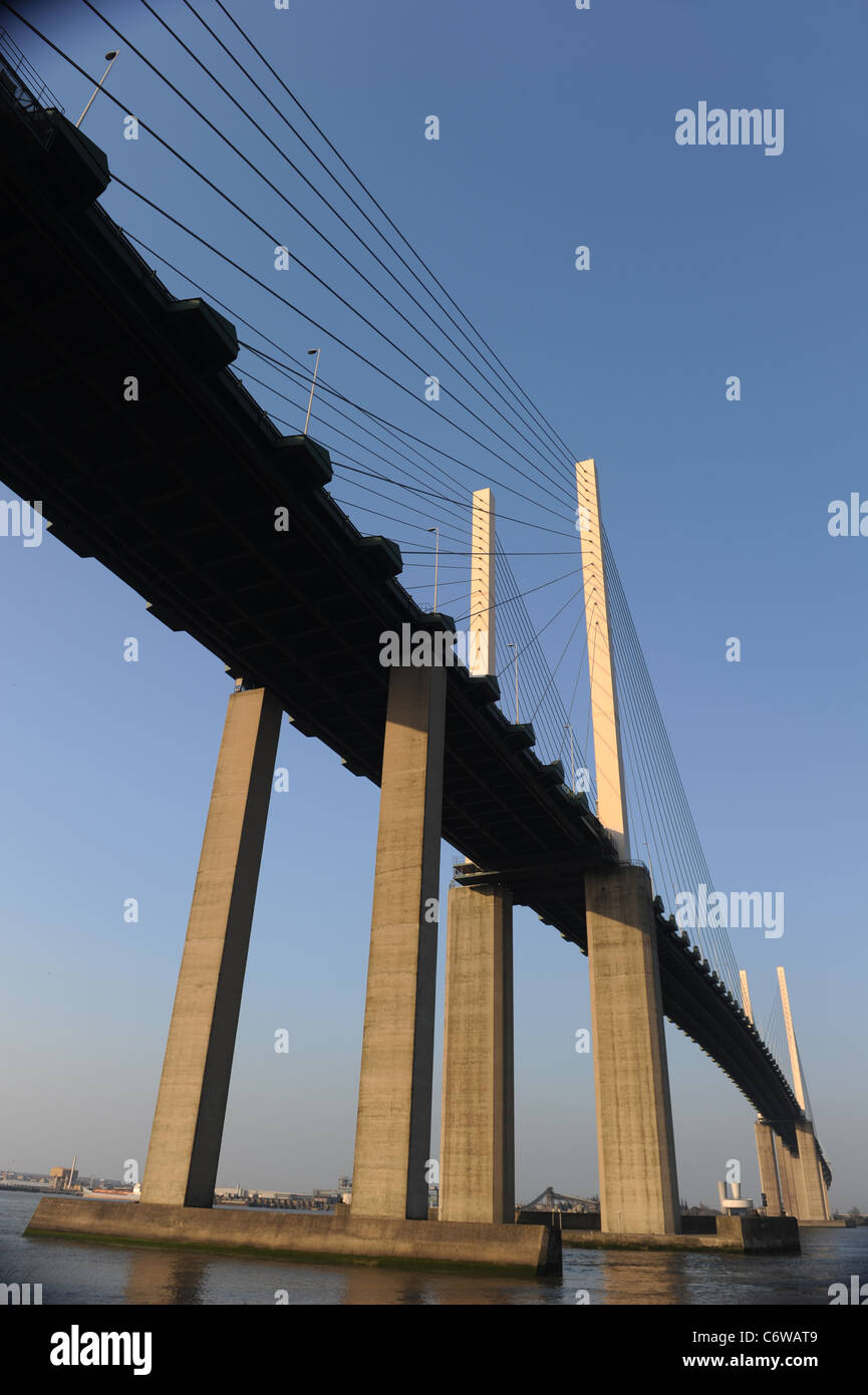 Qe2 bridge hi-res stock photography and images - Alamy