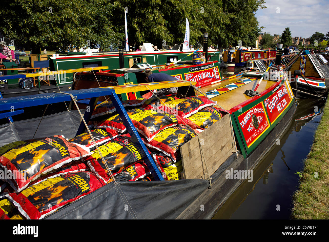 Traditional working narrowboat hi-res stock photography and images - Alamy