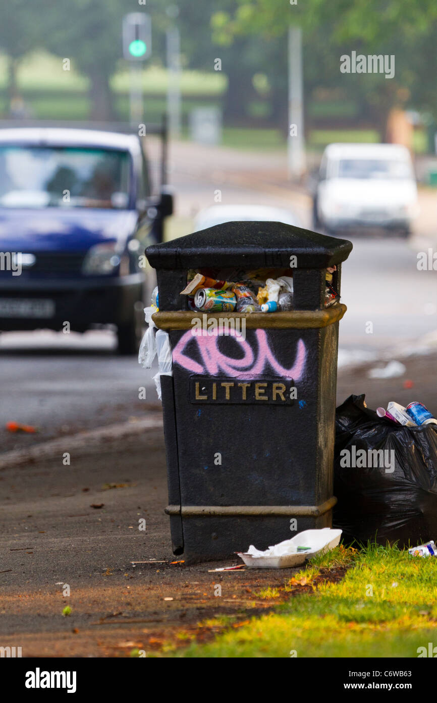 Bin trucks hi-res stock photography and images - Alamy